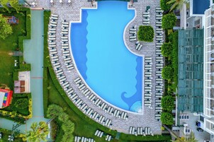 Piscina interior, 2 piscinas exteriores, guarda-sóis, espreguiçadeiras 