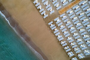 Praia particular, espreguiçadeiras, guarda-sóis, toalhas de praia 