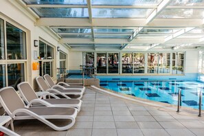 Piscina interna, piscina externa sazonal, guarda-sóis, espreguiçadeiras