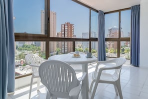 Apartamento Standard, 2 quartos | Refeições no quarto