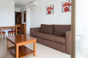 Apartamento Standard, 2 quartos | Sala de estar | Smart TV de 32 polegadas com canais digitais, televisor 