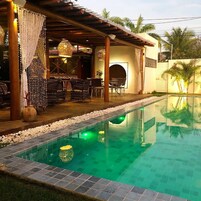 Piscina externa, funciona das 8h às 19h, espreguiçadeiras