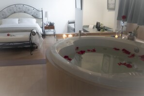 Suite Premium, 1 quarto, banheira de hidromassagem grande | Edredões de penas, cofre no quarto, secretária 