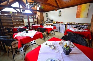Café da manhã com buffet grátis todos os dias