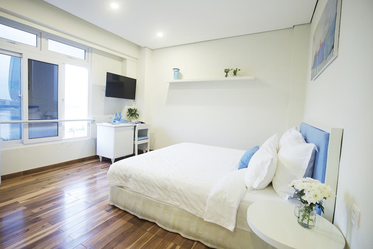 Minibar, cofre no quarto, secretária, quartos insonorizados