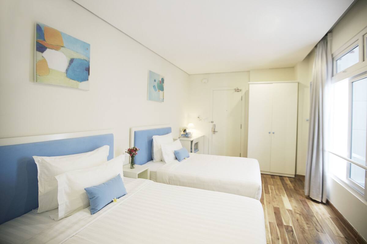 Minibar, cofre no quarto, secretária, quartos insonorizados