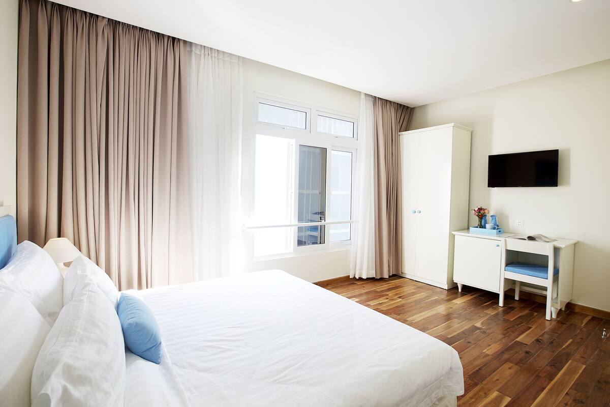 Minibar, cofre no quarto, secretária, quartos insonorizados