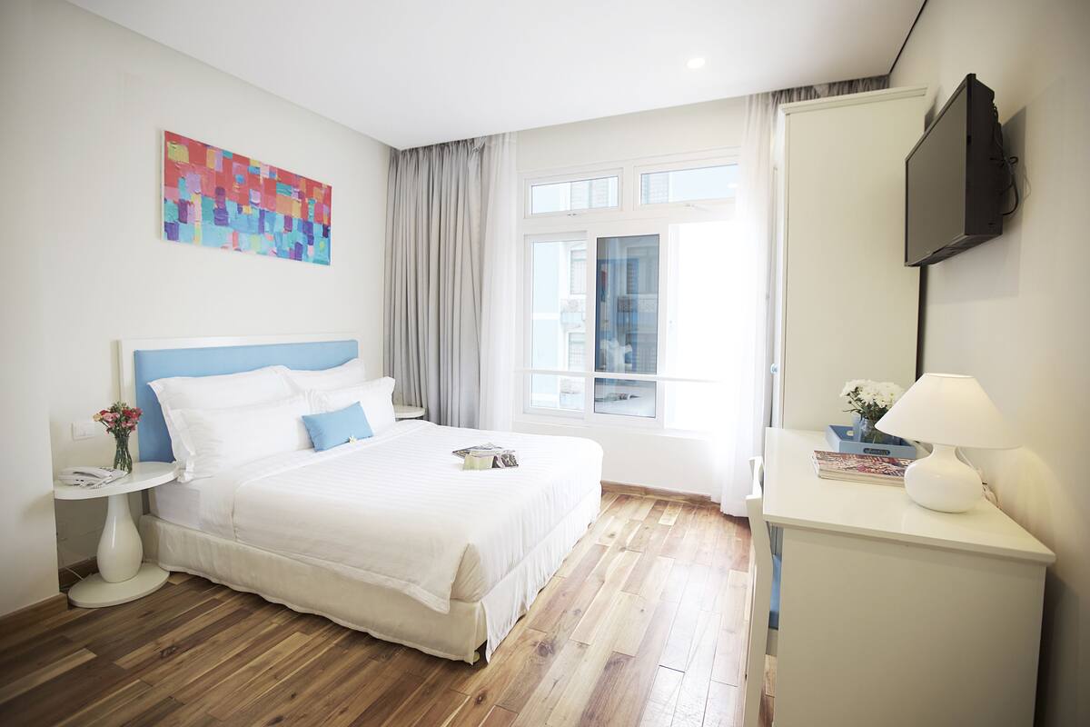 Minibar, cofre no quarto, secretária, quartos insonorizados