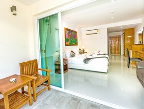 Cofres nos quartos, escrivaninha, cortinas blackout