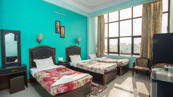 Quarto Individual Standard | Minibar, secretária, ferro/tábua de engomar, camas desdobráveis