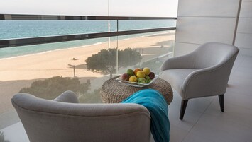 Quarto casal superior, terraço, vista para o mar | Frigobar, cofres nos quartos, escrivaninha, cortinas blackout