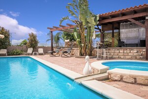 Piscina externa, guarda-sóis, espreguiçadeiras