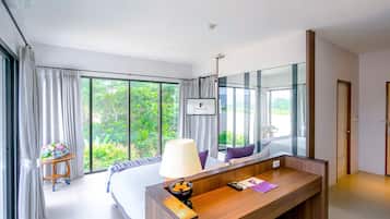 Panorama Suite | Minibar, cofre no quarto, secretária, Wi-fi grátis