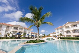 Piscina exterior, espreguiçadeiras