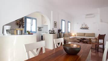 Villa, 3 quartos, piscina privativa, vista para o mar (Daphne) | Sala de estar | TV plasma, leitor de DVD