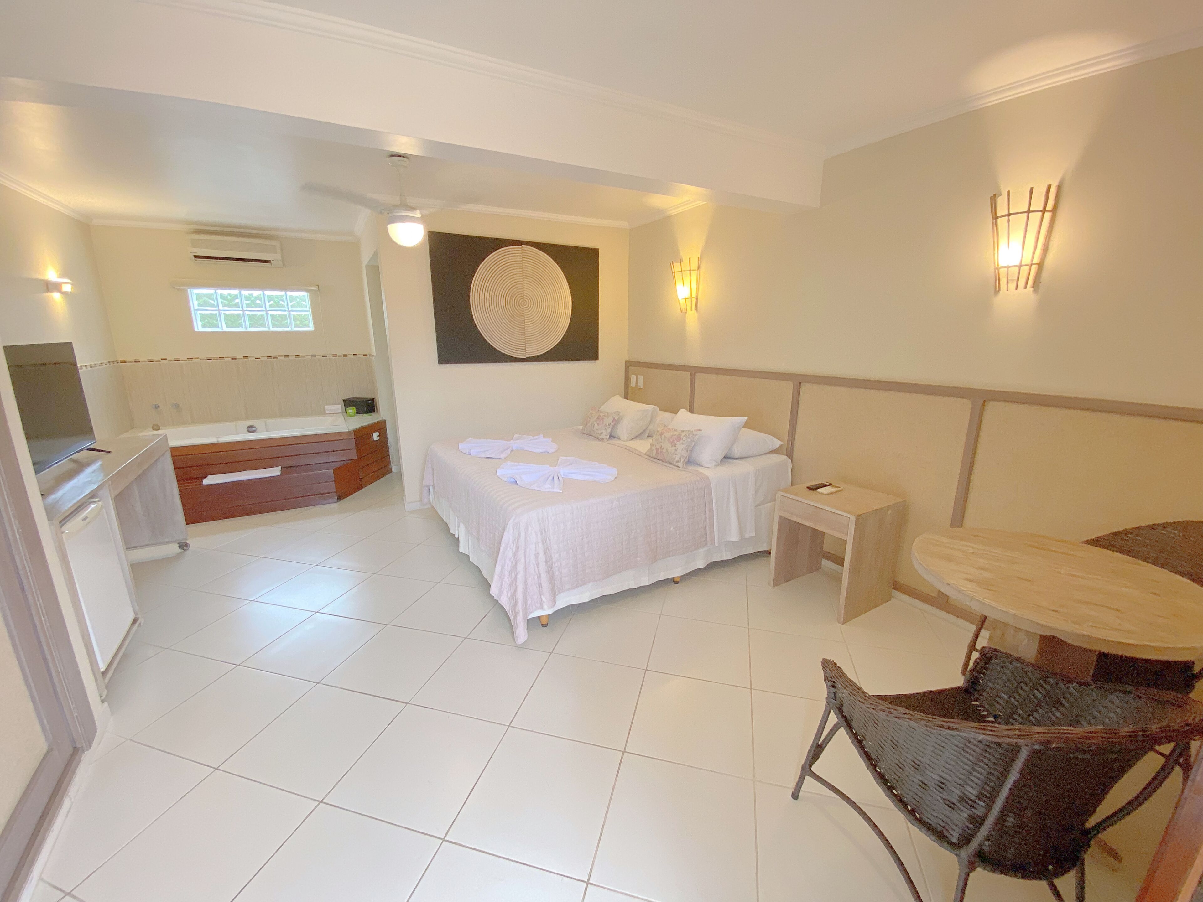 Suíte, banheira de hidromassagem | Wi-Fi de cortesia, roupa de cama