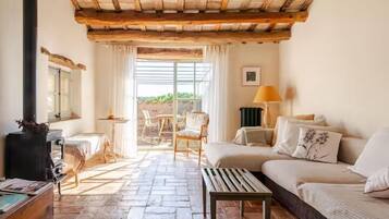 Apartamento Superior, 2 quartos | Sala de estar | Smart TV