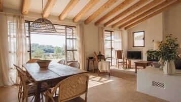 Apartamento Superior, 2 quartos | Sala | Smart TV