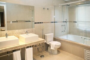 Suite Premium, banheira de hidromassagem grande | Minibar, cofre no quarto, secretária