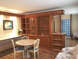 Suíte estúdio superior | Frigobar, cofres nos quartos, individualmente decorados, escrivaninha