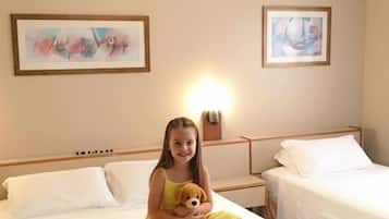 Quarto Triplo Superior | Minibar, cofre no quarto, com decoração personalizada, secretária