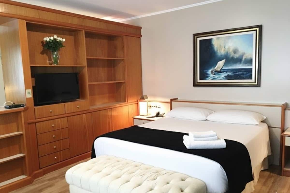 Suite-Estúdio Superior | Minibar, cofre no quarto, com decoração personalizada, secretária