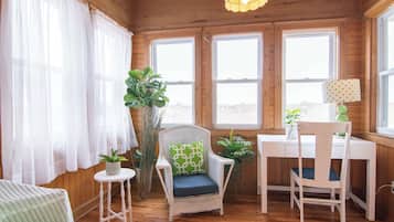 Cofre no quarto, com decoração personalizada