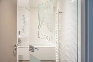 Roupa de alta qualidade, cofre no quarto, com decoração personalizada