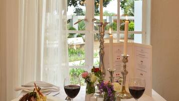 Pequenos-almoços, almoços, jantares servidos, cozinha internacional