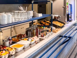 Pequeno-almoço tipo buffet diário mediante uma taxa 
