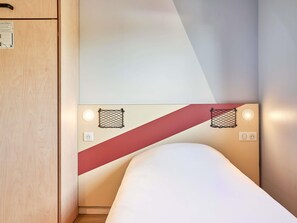 Quarto, 2 camas individuais | Secretária, secretária adequada para computadores portáteis 