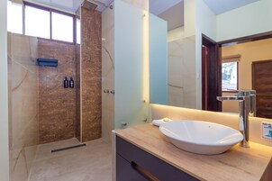 Quarto Duplo Deluxe | Casa de banho | Uma banheira, produtos de higiene exclusivos, toalhas fornecidas, sabão 