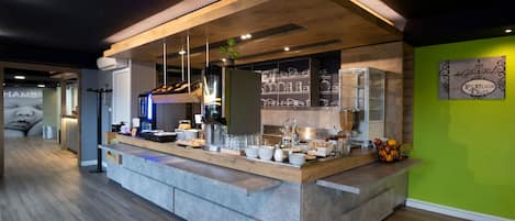 Pequeno-almoço tipo buffet nos dias úteis (6.90 EUR por pessoa)