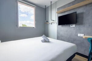 Quarto, várias camas | Secretária, Wi-fi grátis, roupa de cama fornecida