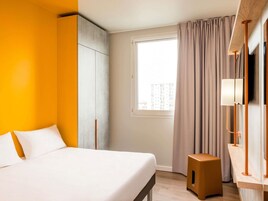 Escrivaninha, quartos à prova de som, Wi-Fi de cortesia, roupa de cama