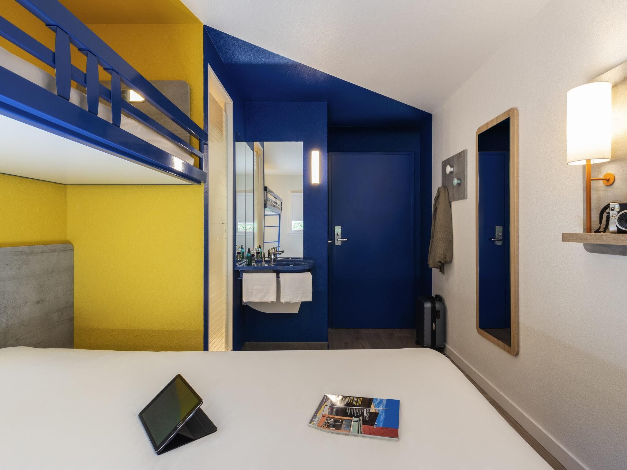 Quarto Triplo, várias camas | Secretária, secretária adequada para computadores portáteis 