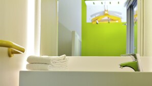 Quarto (Duo) | Lavatório na casa de banho