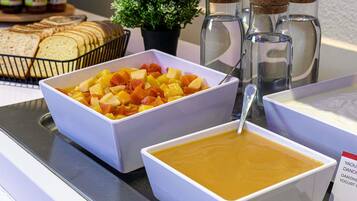 Pequeno-almoço continental diário (9.90 EUR por pessoa)