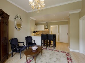 Apartamento de Luxo, 2 quartos (self-catered) | Sala de estar | TV de ecrã plano 