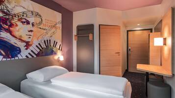 Escrivaninha, cortinas blackout, quartos à prova de som