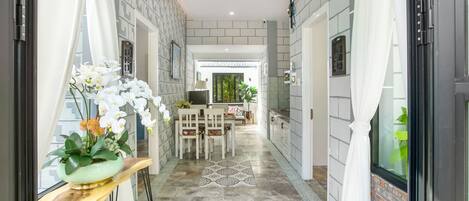 Um frigorífico/congelador grande, um micro-ondas, um forno