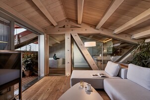 Grand Harbour Master Suite with Balcony and Sea View | Sala de estar | TV de ecrã plano 