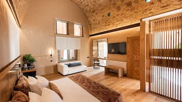 Suite Exclusiva | Minibar, cofre com capacidade para portátil, cortinas/cortinados opacos