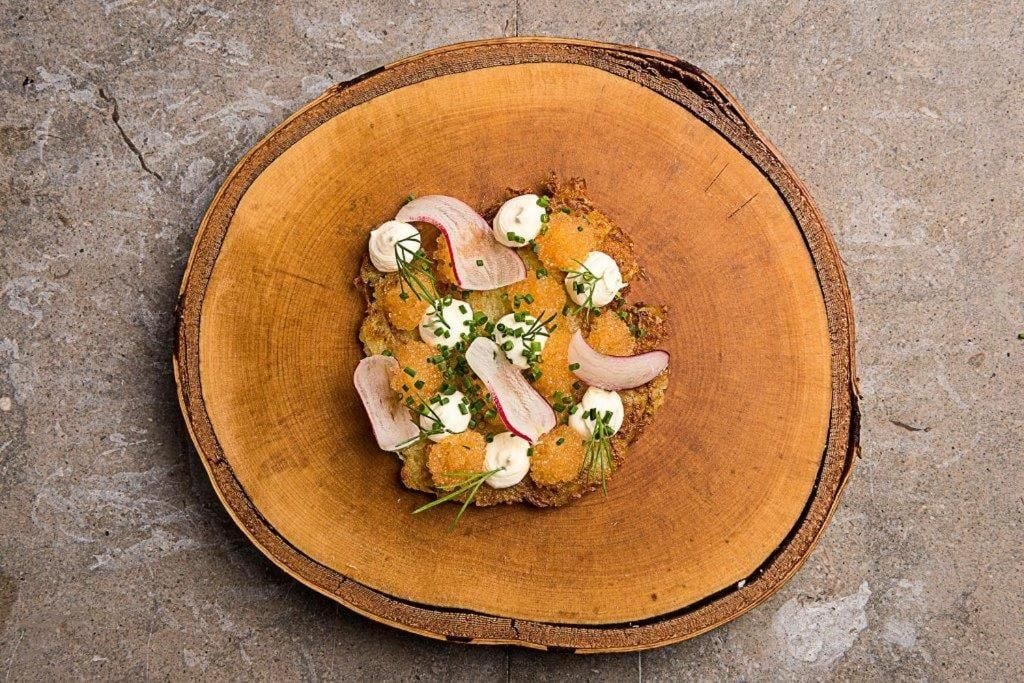 Uma tábua de madeira com um alimento sobre ela.