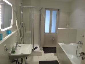 Apartamento Empresarial, 3 quartos | Casa de banho | Um polibã e uma banheira separados, uma banheira de imersão total