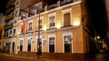 Fachada da propriedade à noite