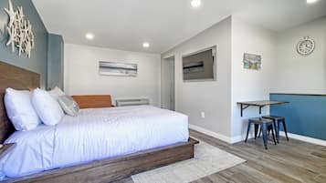 Quarto Deluxe, 1 cama queen-size | Roupa de alta qualidade, edredões de penas, cofre no quarto, secretária