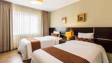 Quarto Duplo Standard, 2 camas individuais | Edredões de penas, cofre no quarto, secretária, quartos insonorizados