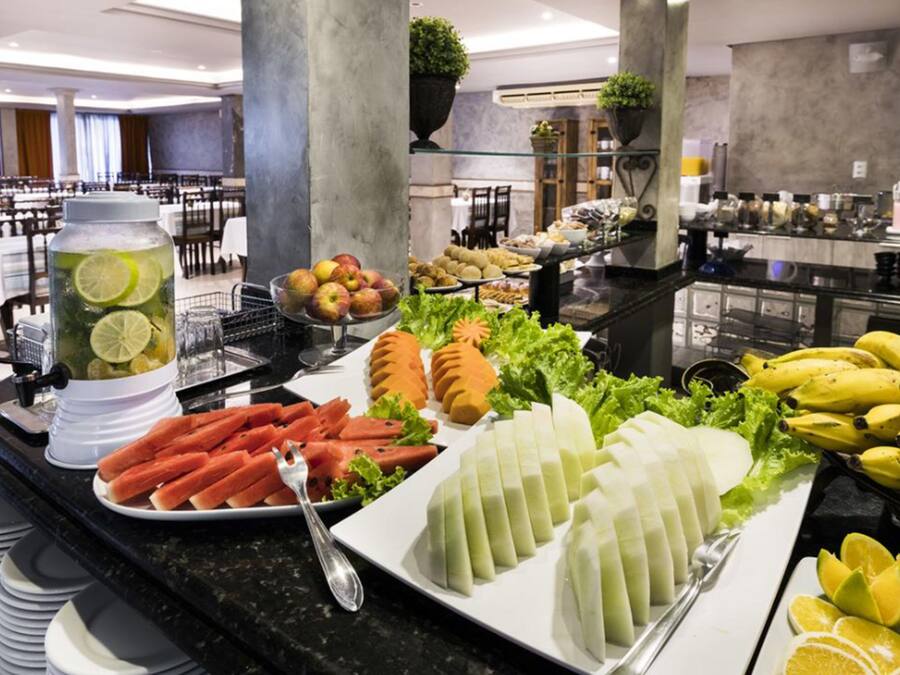 Café da manhã com buffet grátis todos os dias