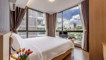 Two Bedroom Suite | Cofre no quarto, secretária, cortinas/cortinados opacos